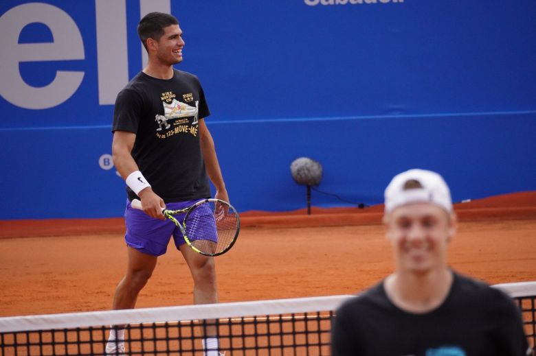 Tennis. ATP - Barcelone - Carlos Alcaraz a tapé la balle avec Shapovalov... - TennisActu